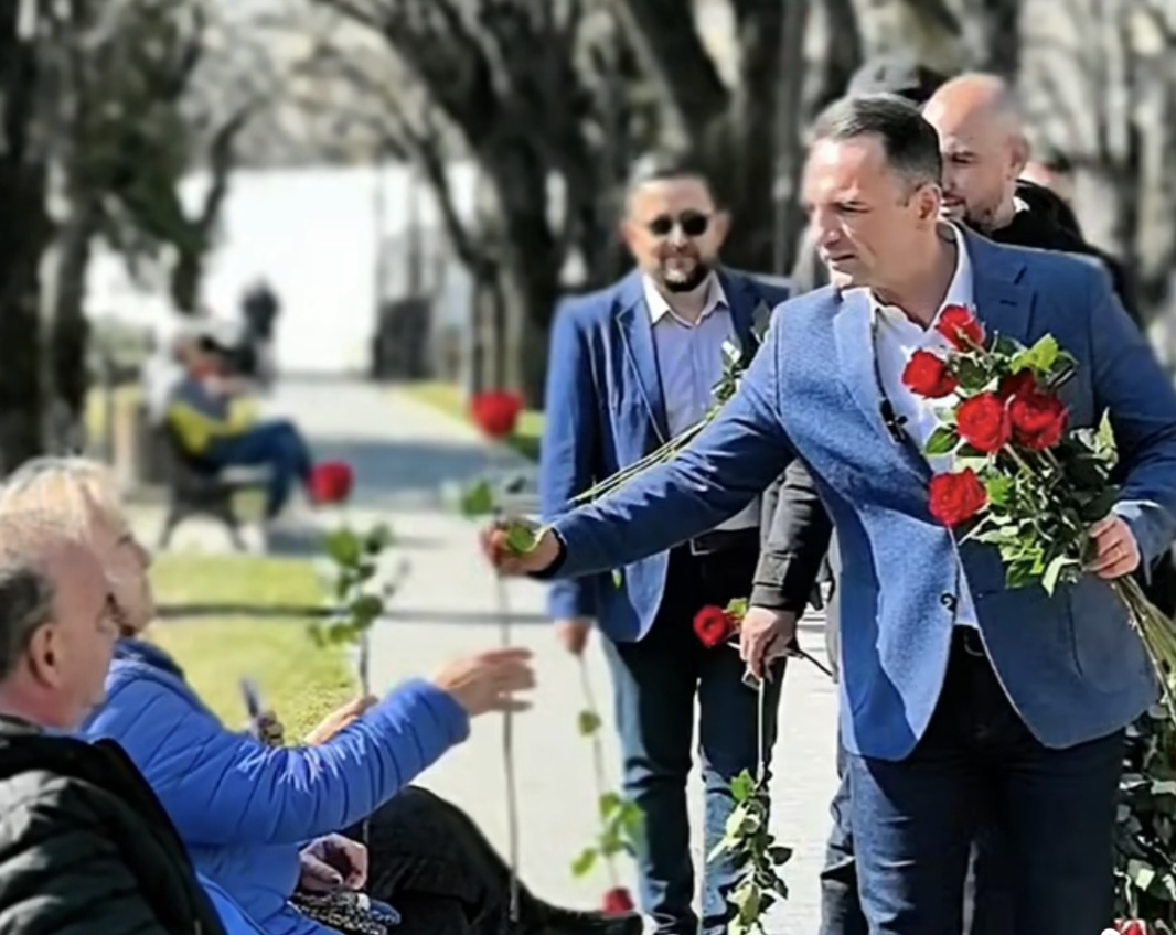 8 Martie la Târgoviște: Primarul a ieșit în oraș pentru a oferi flori ...
